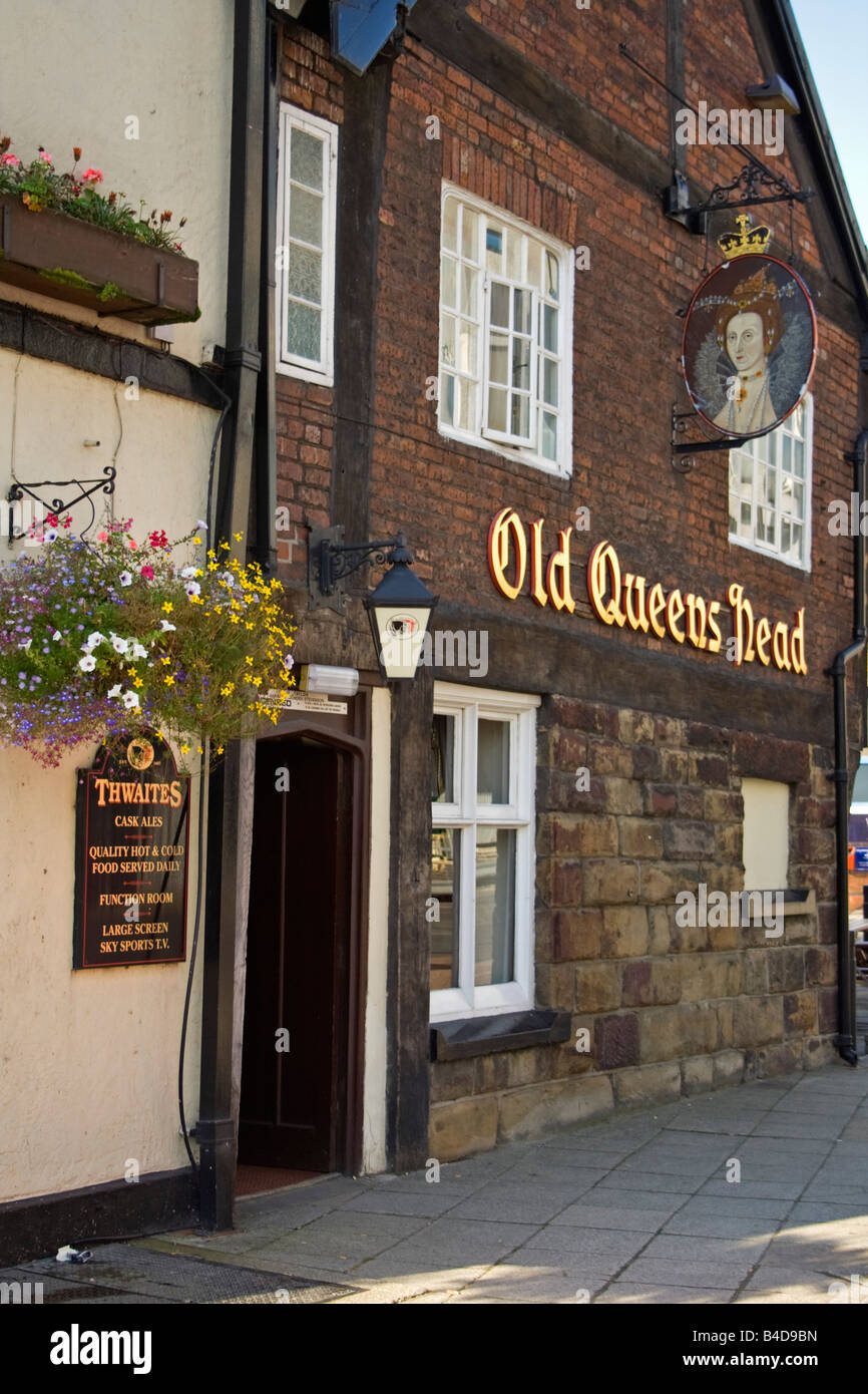 Old queens head pub hi-res stock photography and images - Alamy