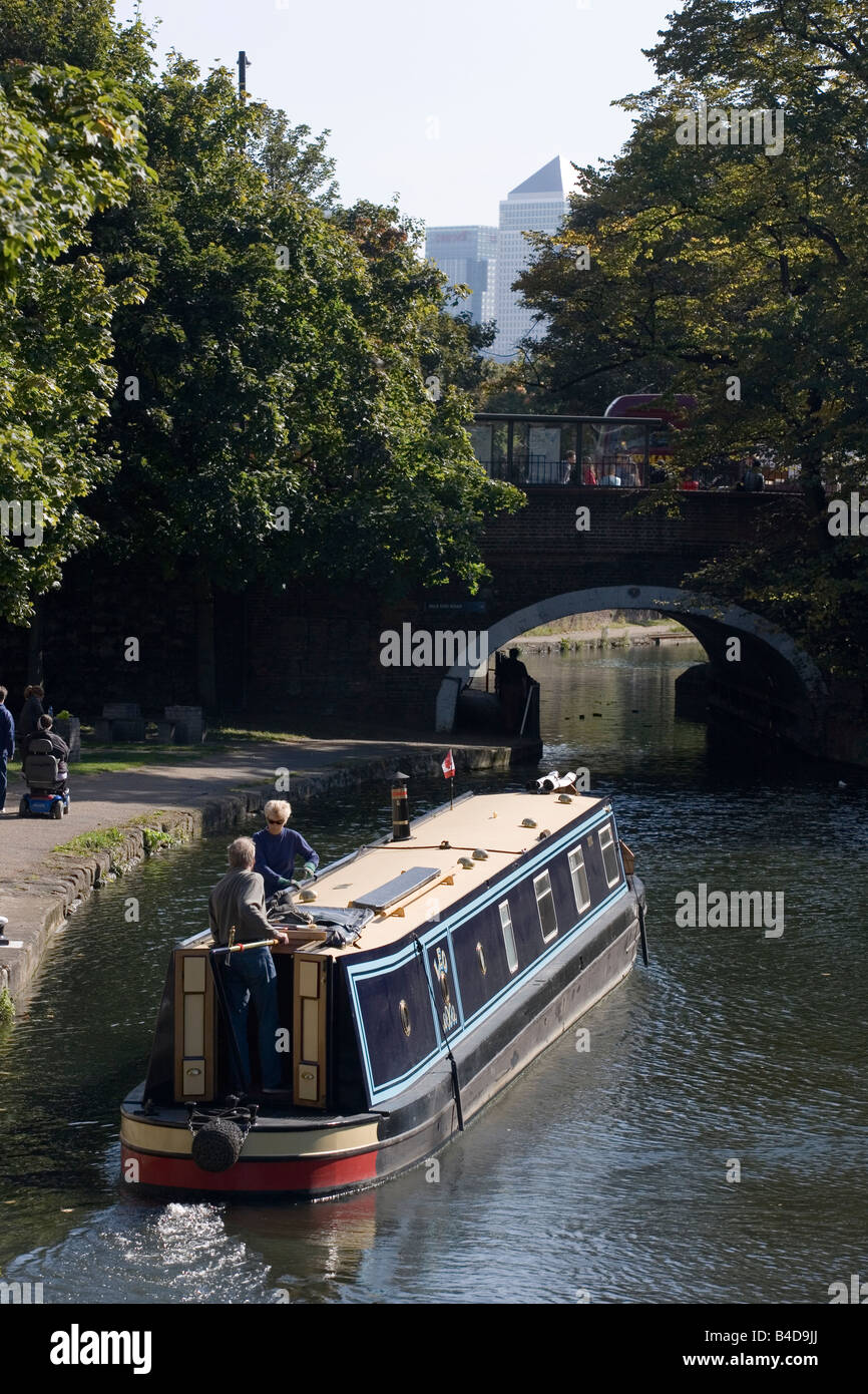 Canal boat london hi-res stock photography and images - Alamy