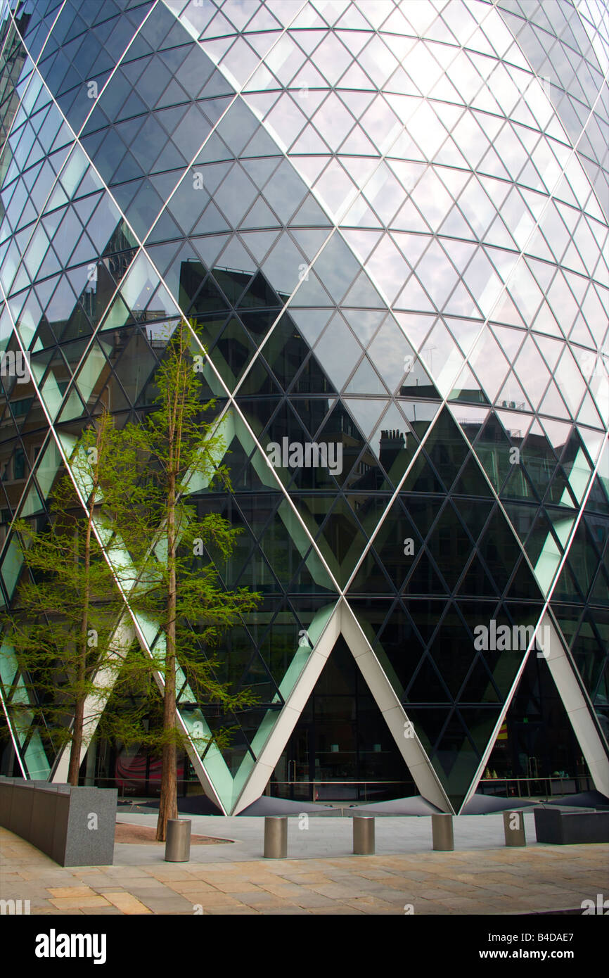 Swiss Re building aka The Gherkin in Central London, England, UK Stock ...