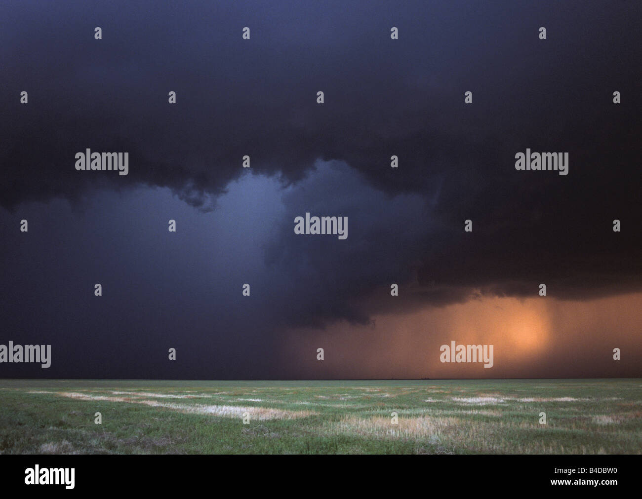 Severe thunderstorm at dusk in northwestern Kansas Stock Photo - Alamy