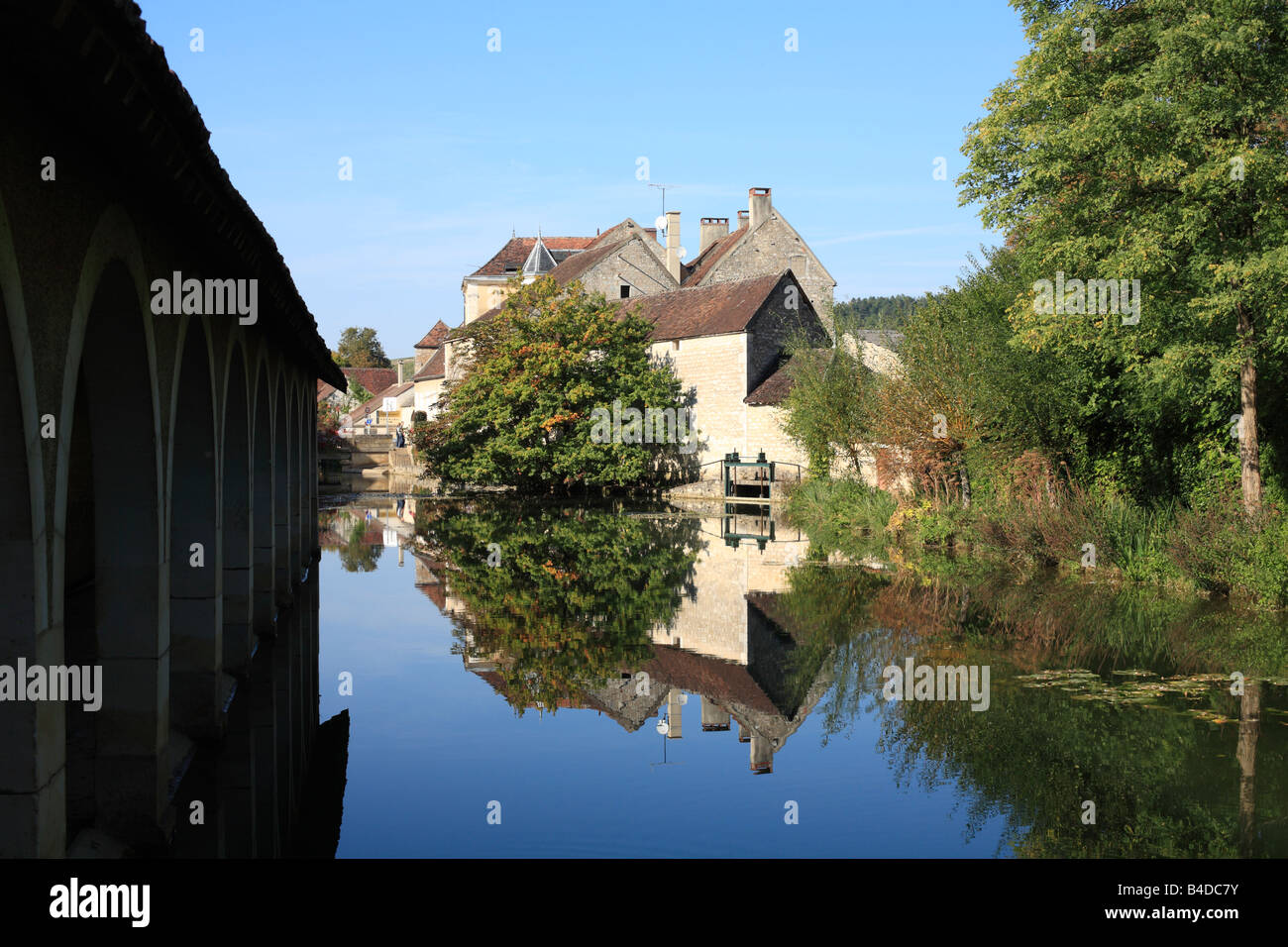 River Serein flowing through the French Wine Town of Chablis, Burgundy ...