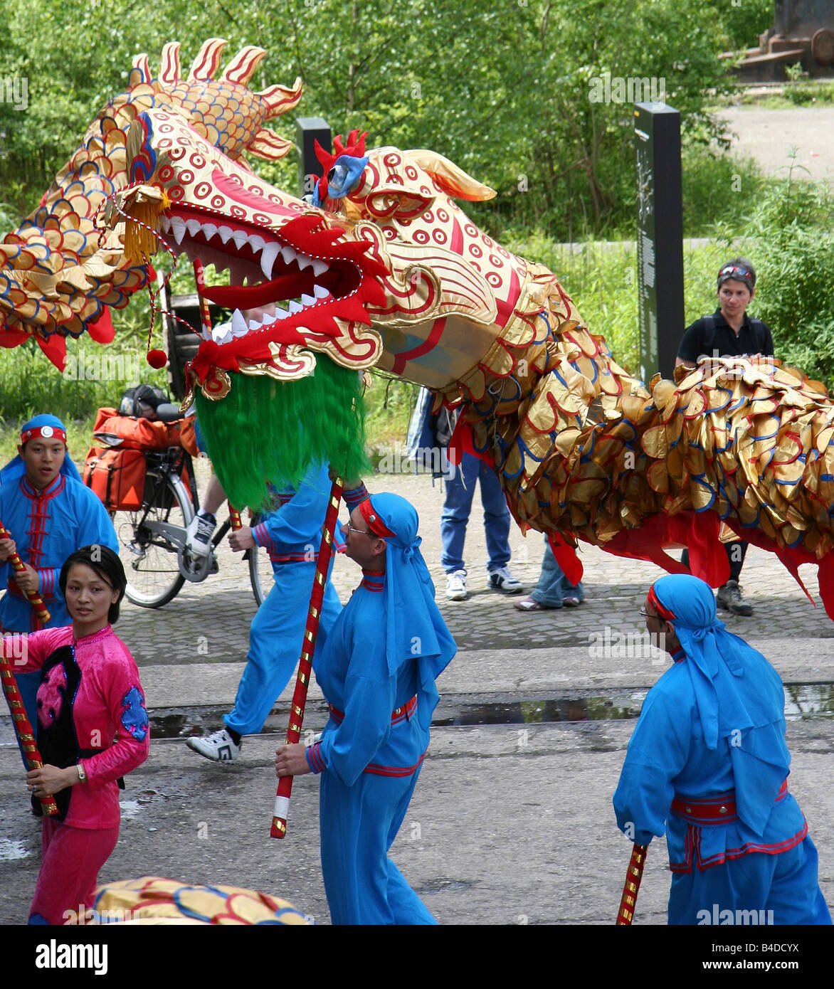 dragon dance - dragon and performers Stock Photo - Alamy