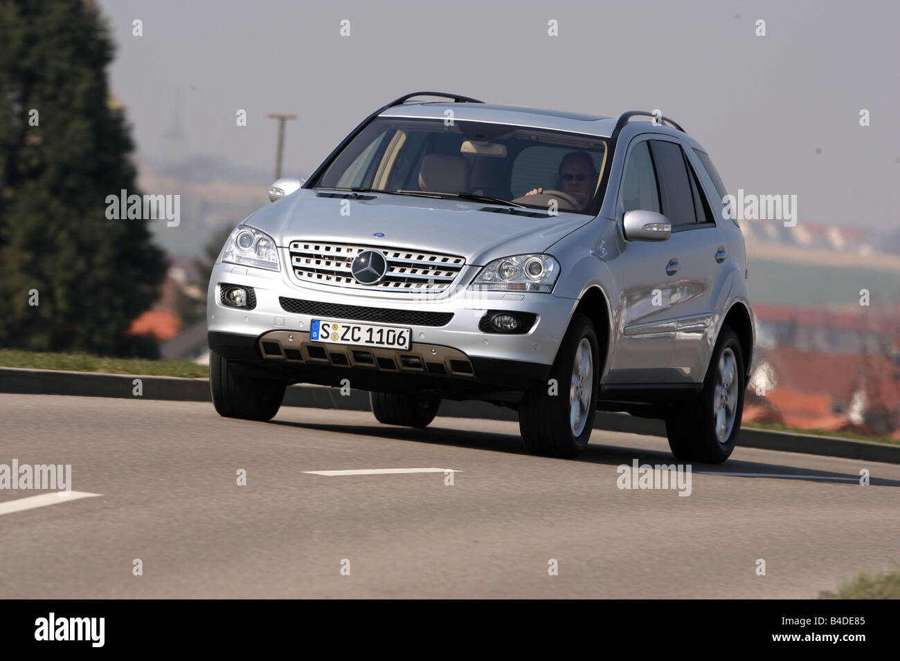 Mercedes ML 420 CDI, model year 2005-, silver, driving, diagonal from ...