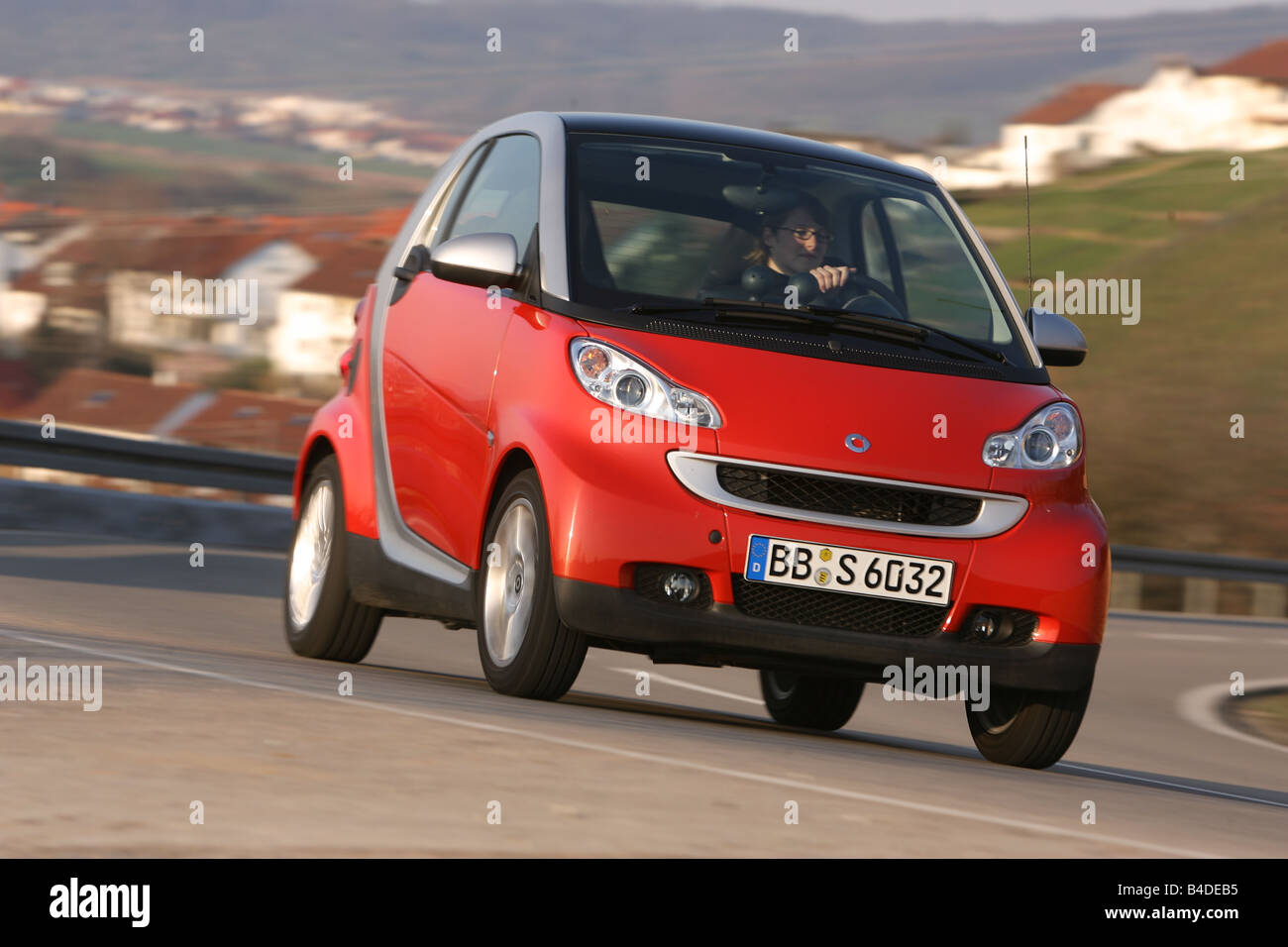 Smart Fortwo Passion, model year 2007-, red, driving, diagonal from the ...