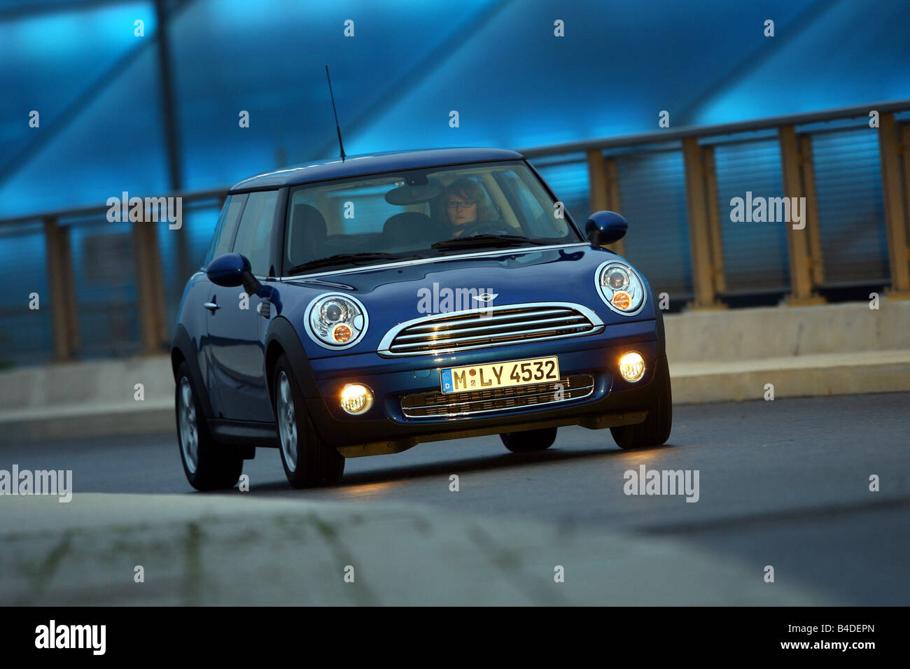 Mini One, model year 2007-, blue moving, diagonal from the front ...