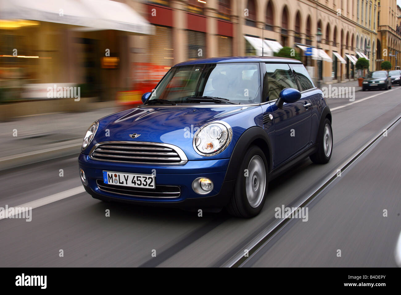Mini One, model year 2007-, blue moving, diagonal from the front ...