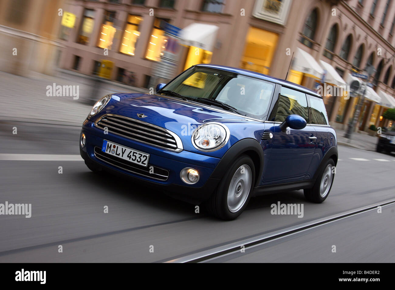 Mini One, model year 2007-, blue moving, diagonal from the front ...
