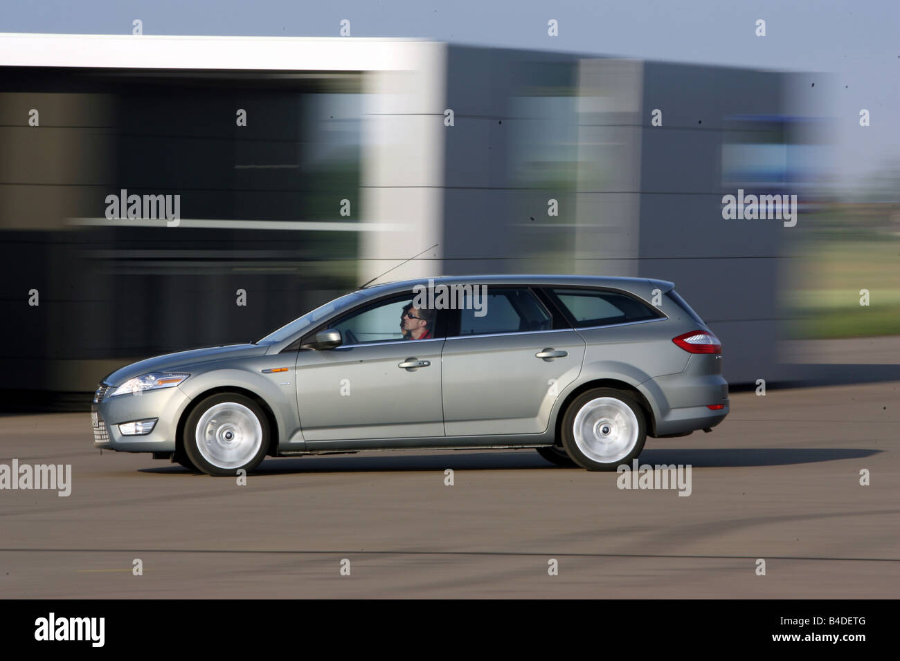 Ford mondeo 2 5 turnier hi-res stock photography and images - Alamy