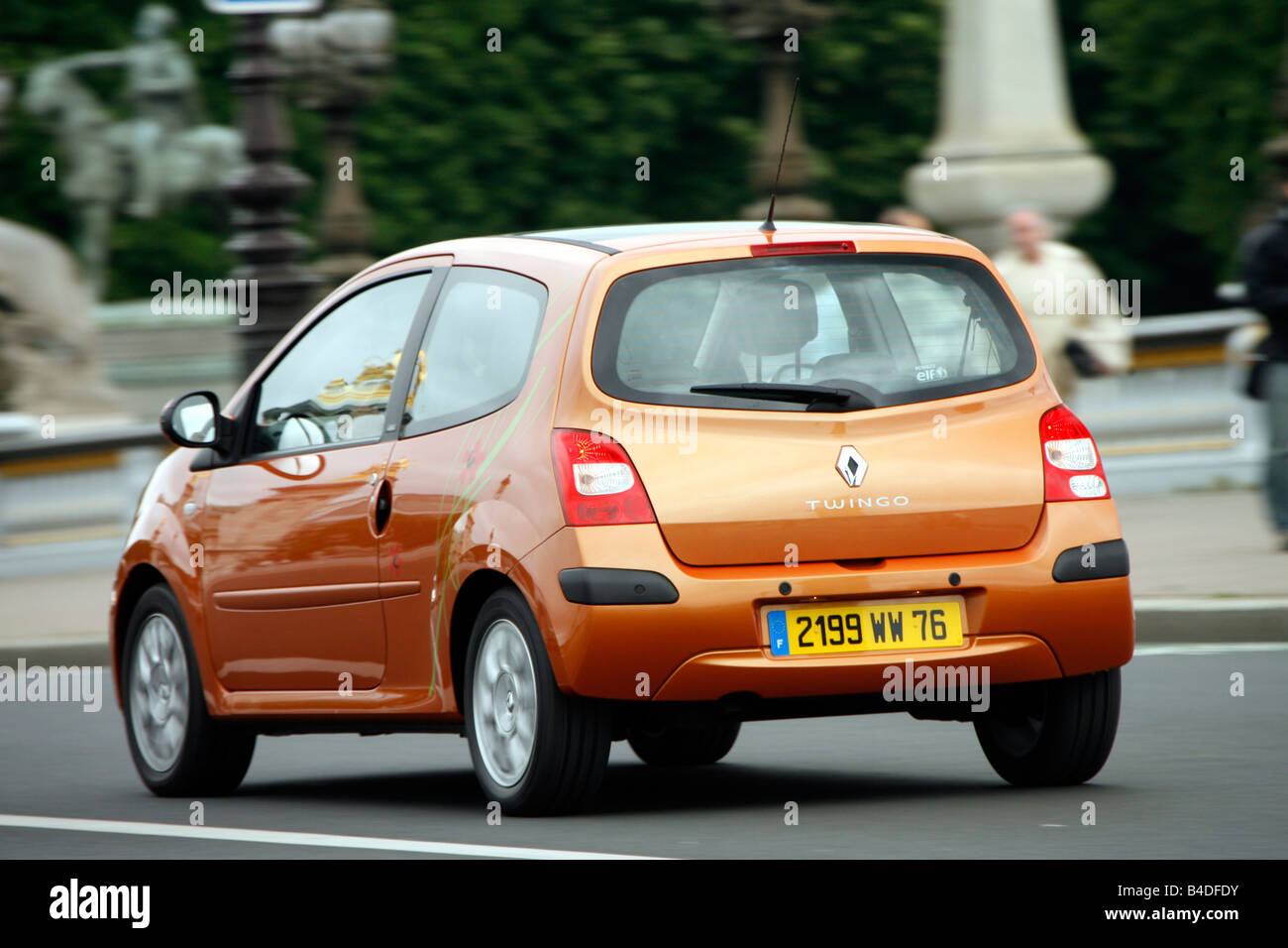 Renault Twingo, model year 2007-, orange , driving, diagonal from the ...