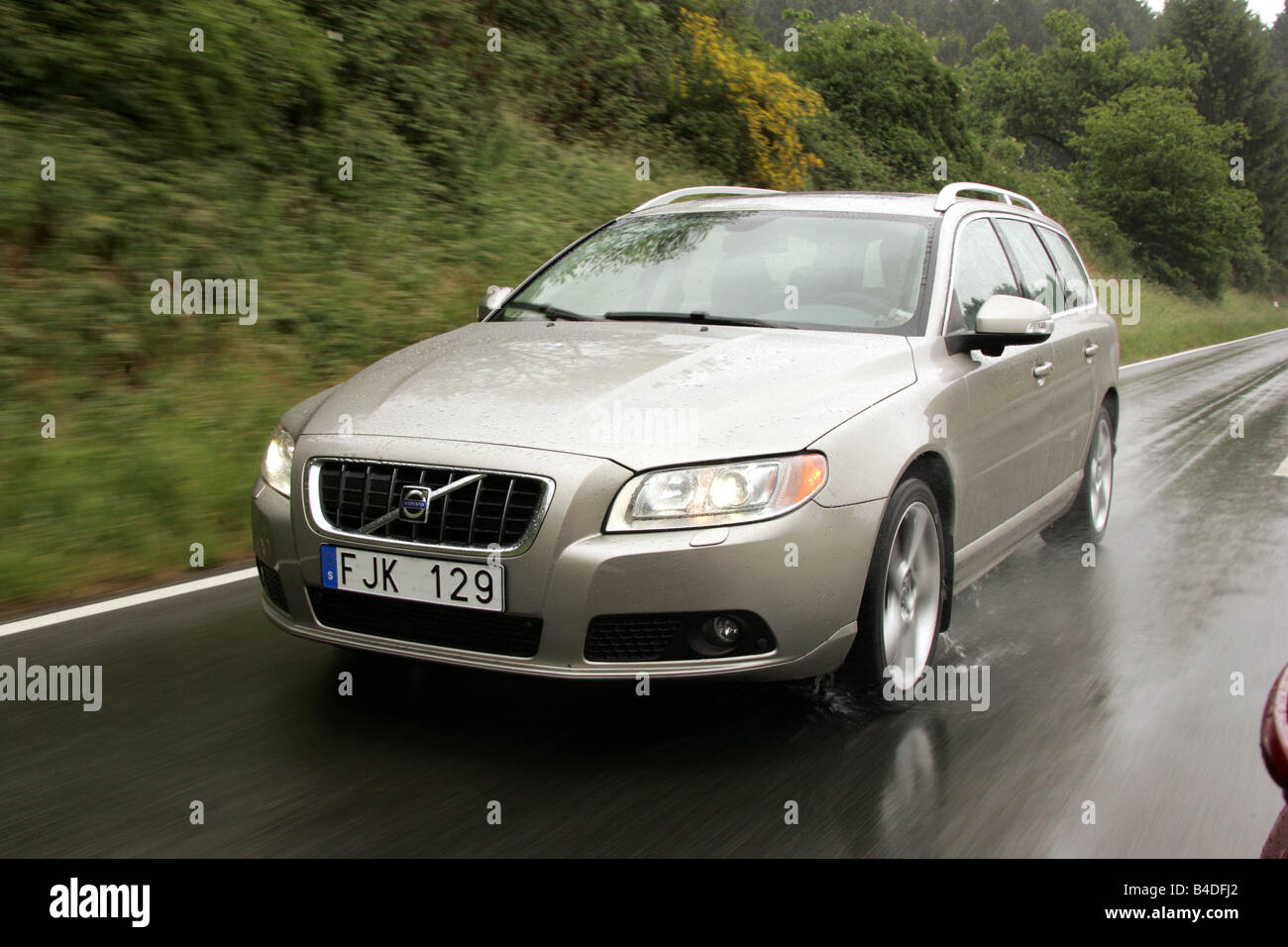 Volvo V70 T6 AWD, model year 2007-, driving, diagonal from the front, frontal view, side view ...