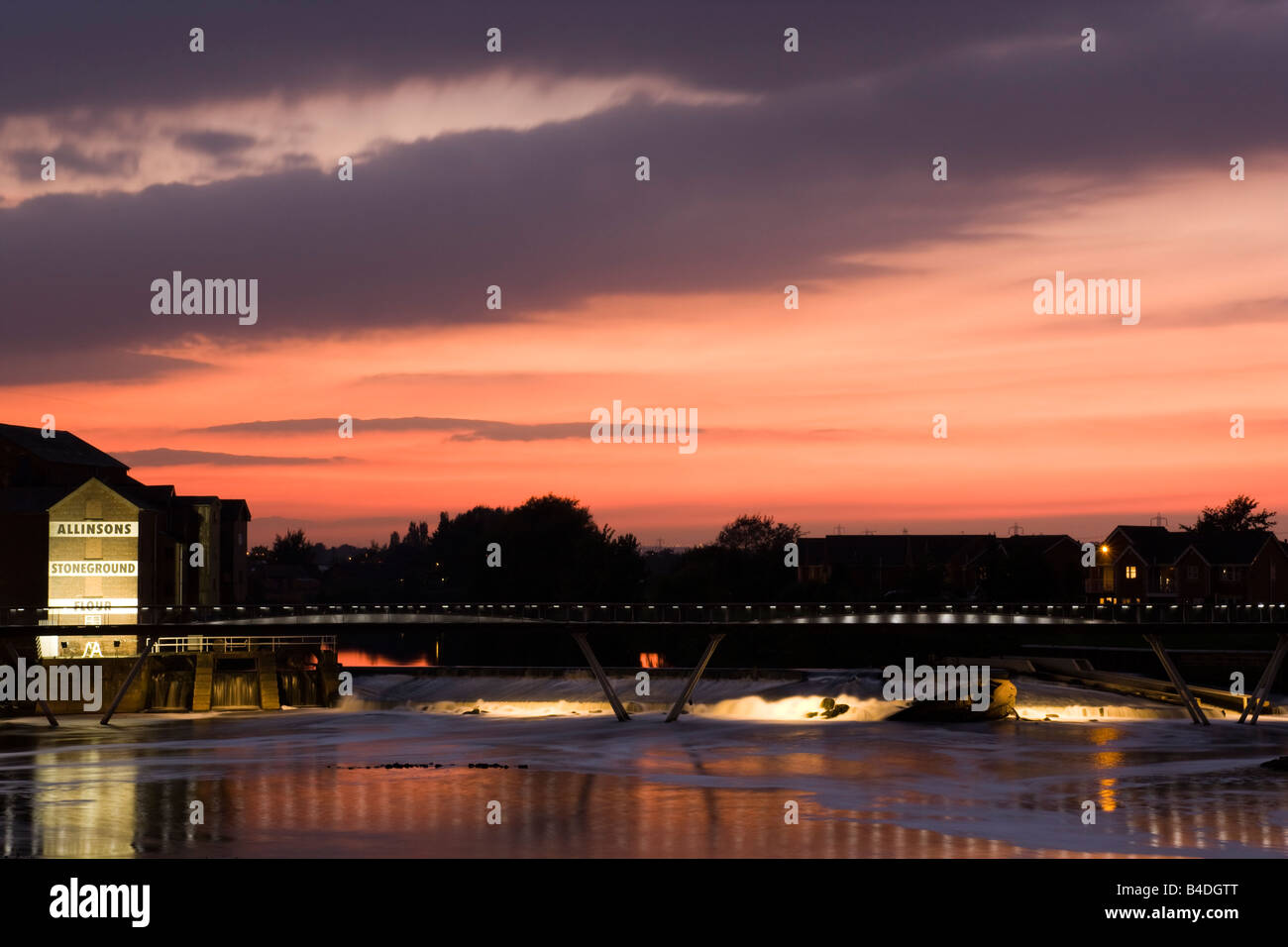 Footbridge over the river Aire in Castleford Stock Photo - Alamy