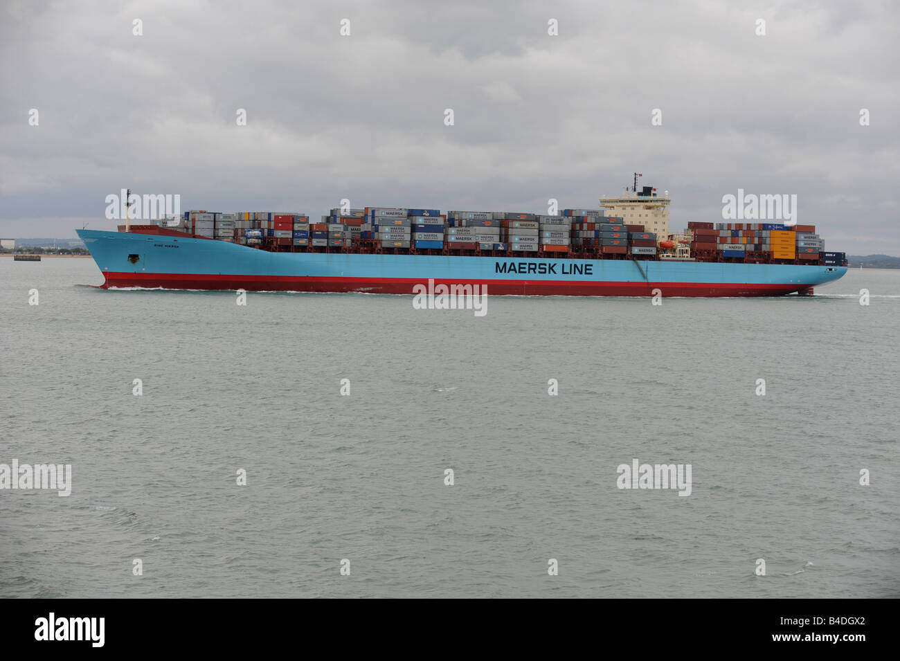 Container ships in solent hi-res stock photography and images - Alamy