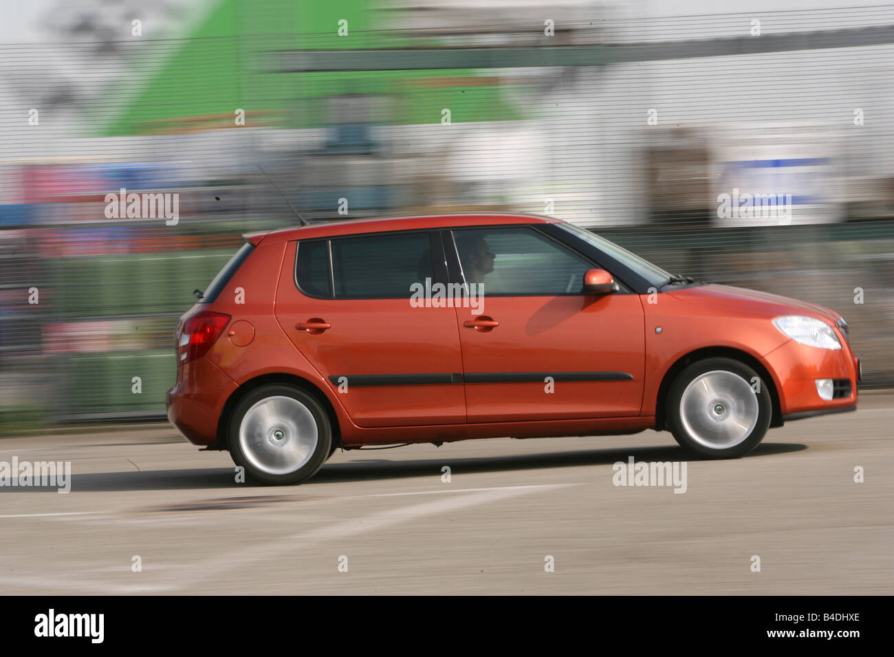 Skoda Fabria 1.4 16V Sport, model year 2007-, orange , driving, side ...