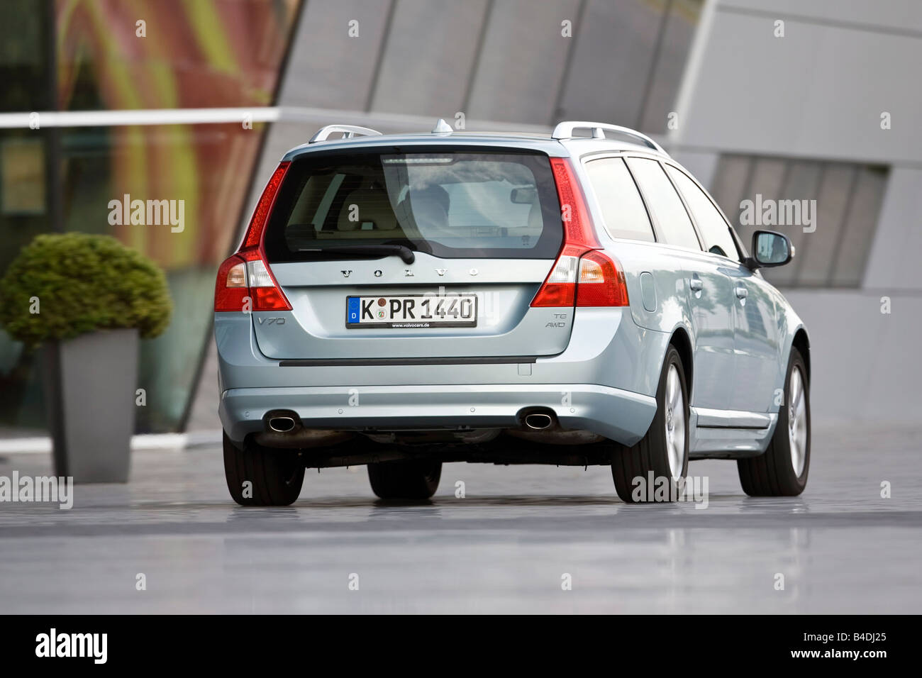 Volvo V70 T6 AWD Summum, model year 2007-, silver, driving, diagonal ...