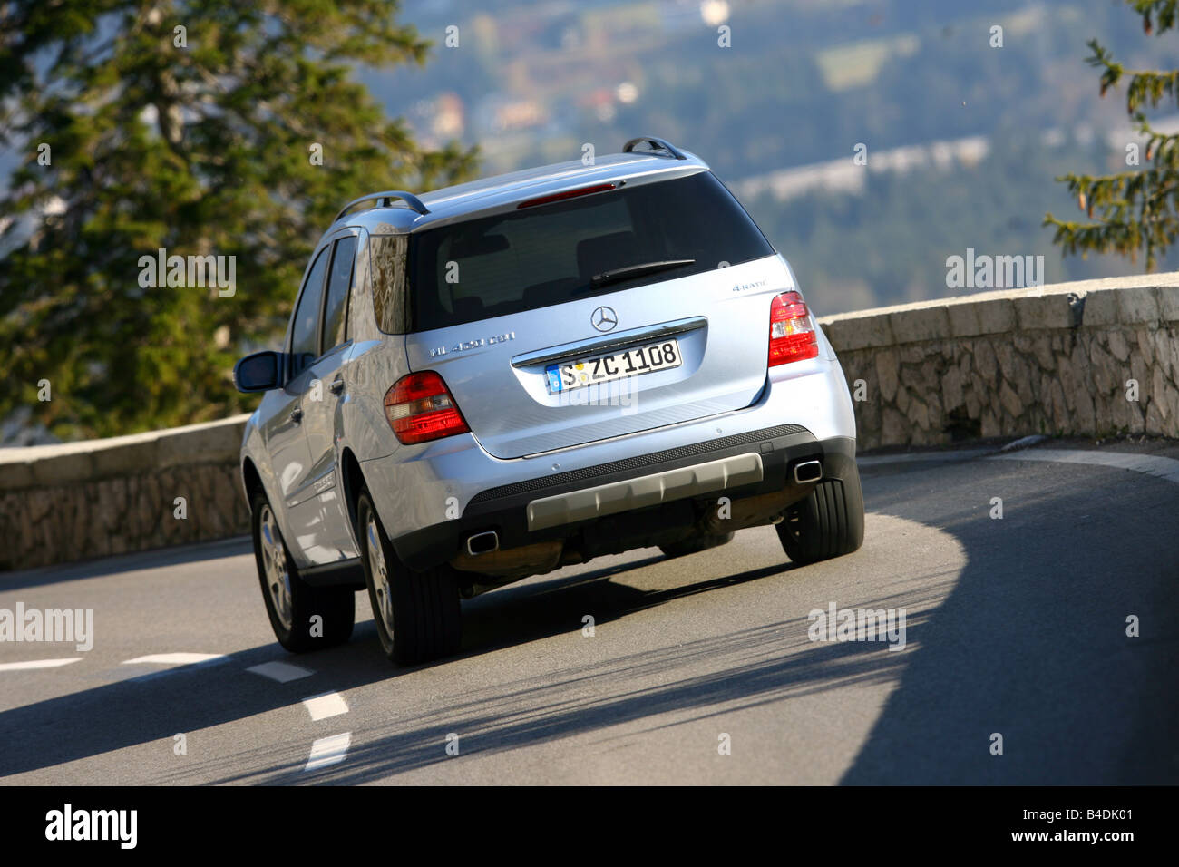 Mercedes ML 420 CDI, model year 2007-, silver, driving, diagonal from ...
