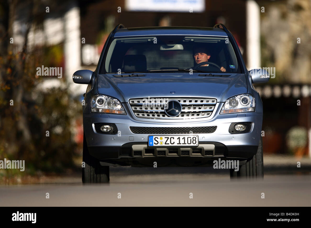 Mercedes ML 420 CDI, model year 2007-, silver, driving, diagonal from ...