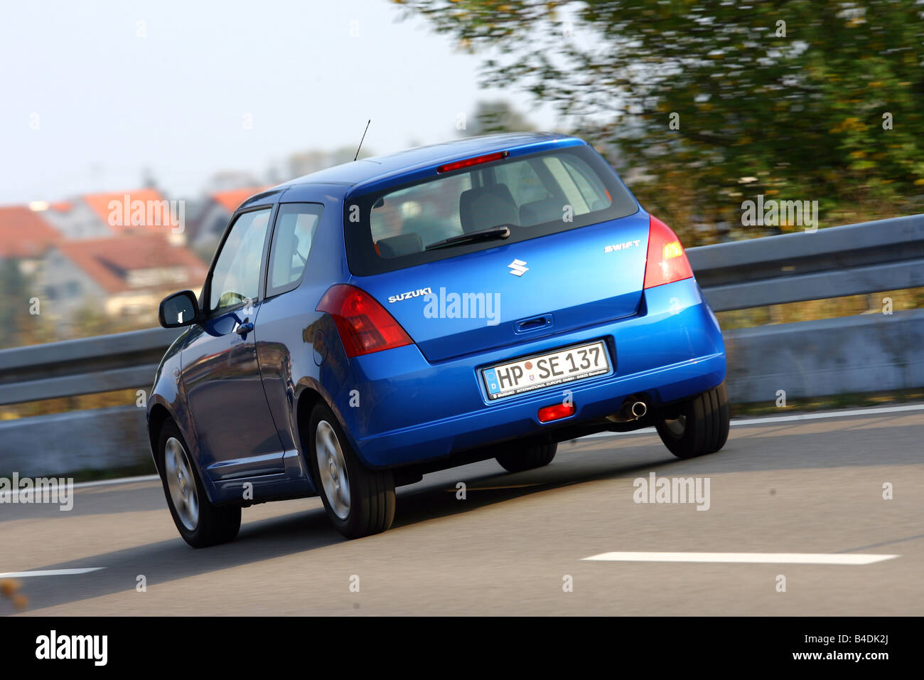 Suzuki Swift 1.5 Comfort+, model year 2005-, blue moving, diagonal from ...