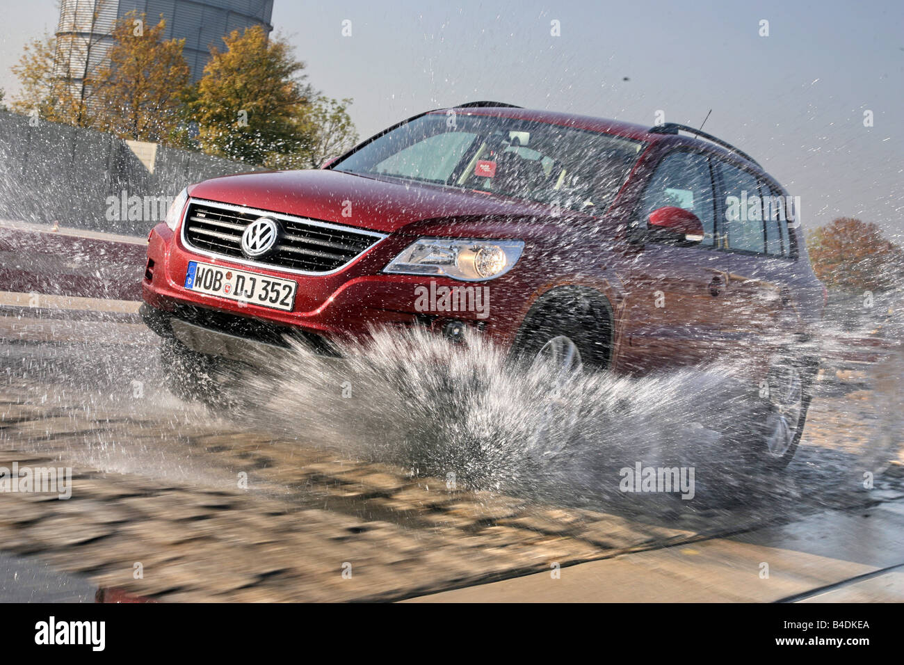 VW Volkswagen Tiguan 1.4 TSI Track & Field, model year 2007-, red ...