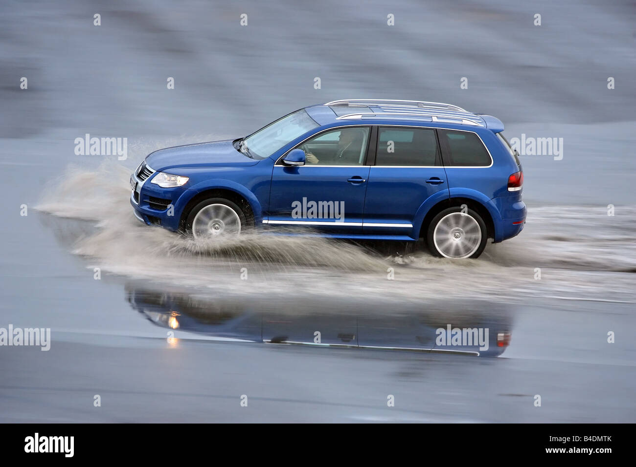 VW Volkswagen Touareg R50, model year 2006-, blue moving, side view ...