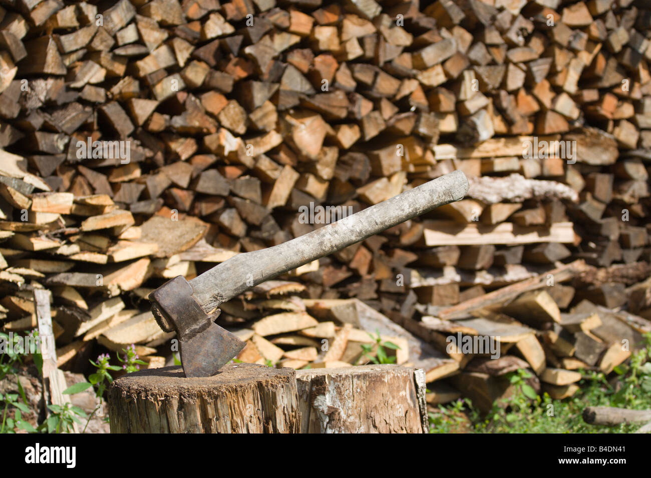 old splitting axe on the background of woodpile Stock Photo - Alamy