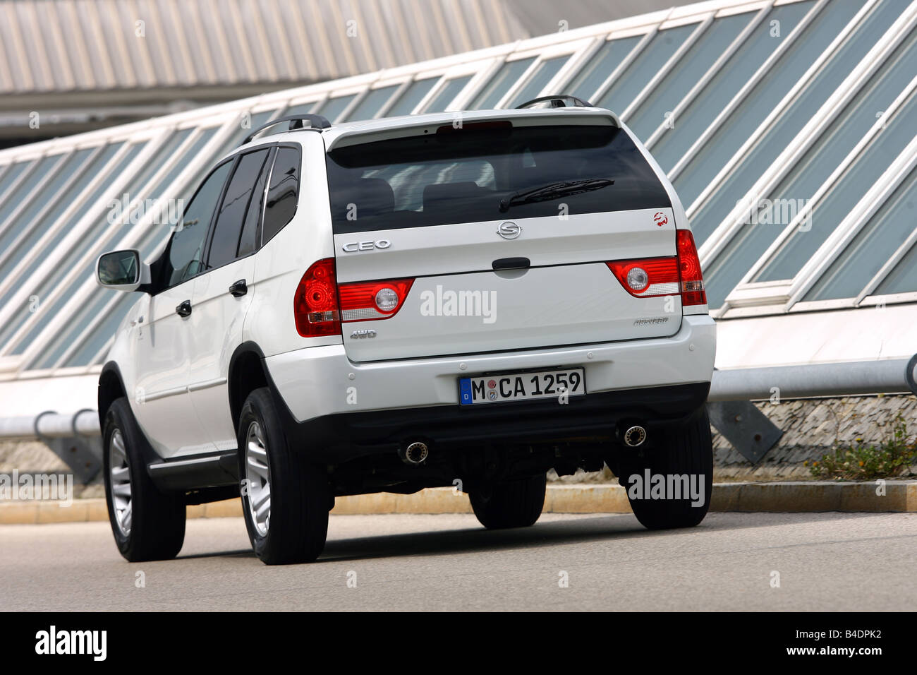 Shuanghuan Ceo, model year 2008-, white, driving, diagonal from the ...