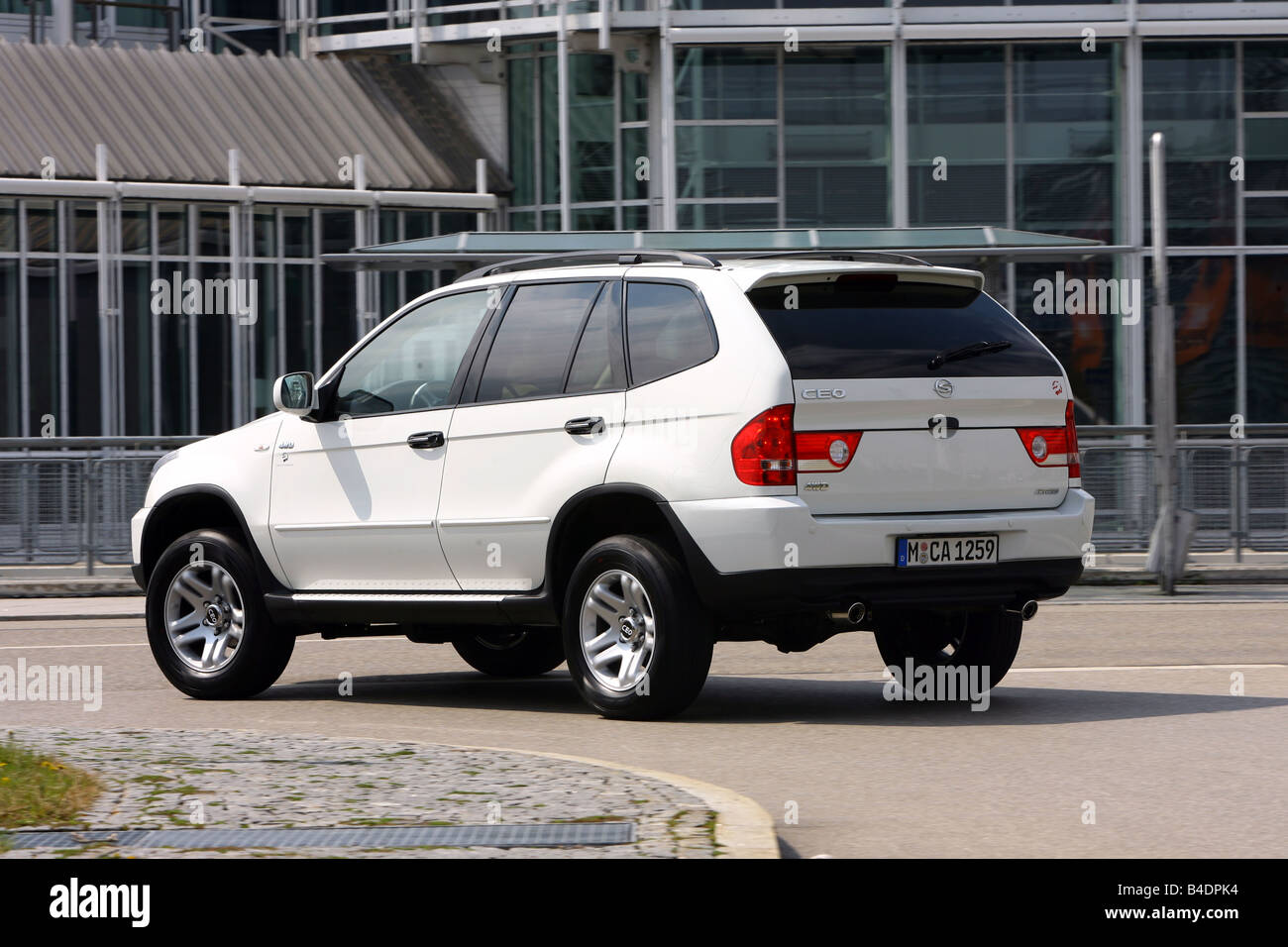 Shuanghuan Ceo, model year 2008-, white, driving, diagonal from the ...