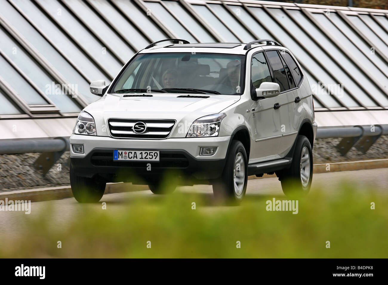 Shuanghuan Ceo, model year 2008-, white, driving, diagonal from the ...