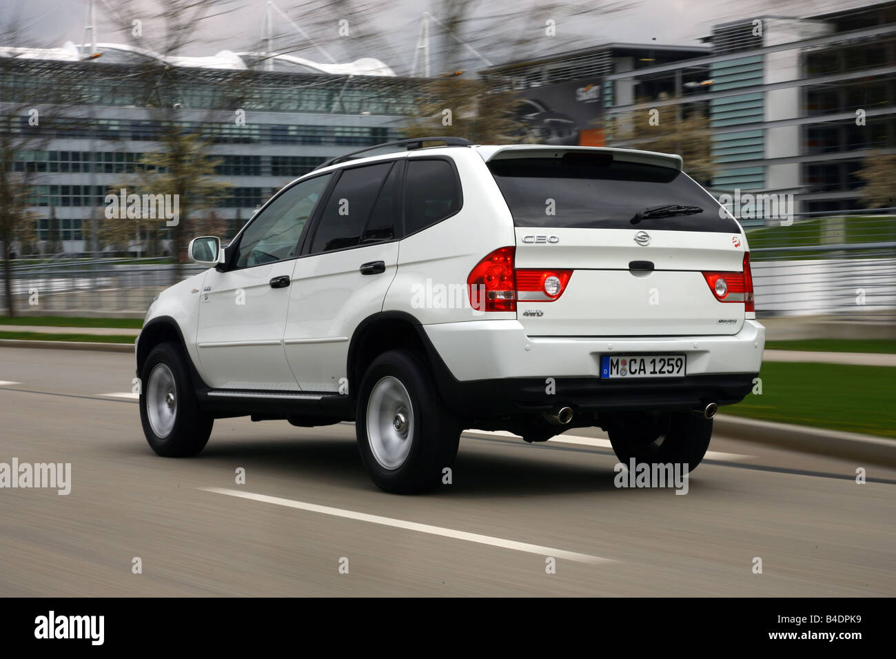 Shuanghuan Ceo, model year 2008-, white, driving, diagonal from the ...