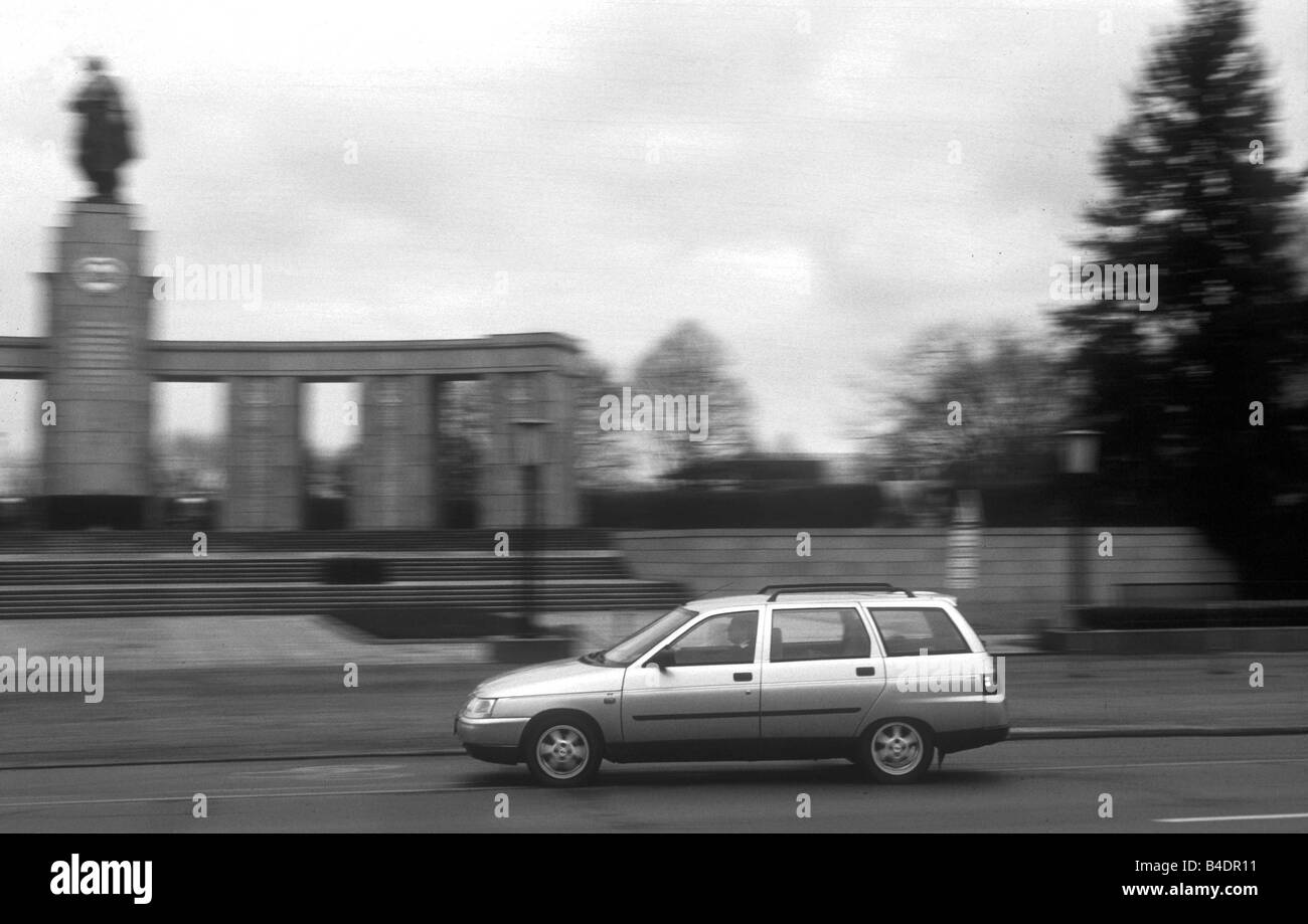 Car, Lada 111, Limousine, Lower middle-sized class, model year 2002 ...