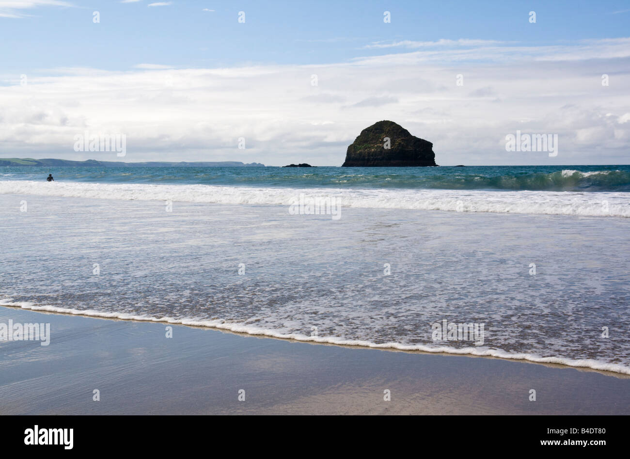 On the beach at Trebarwith Strand Cornwall with Gull Rock in he ...