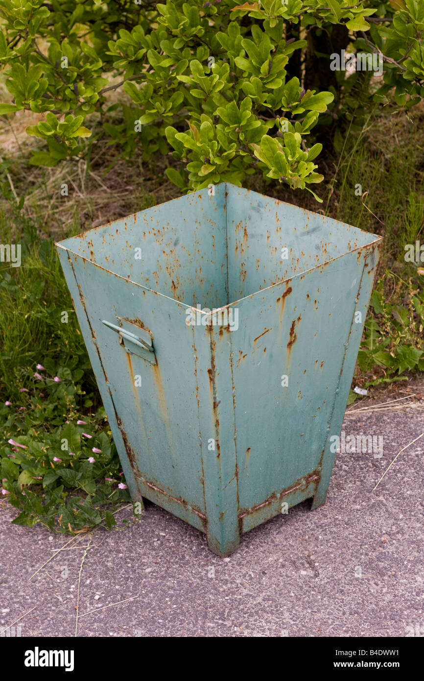 old rusty recycle bin in a park Stock Photo - Alamy