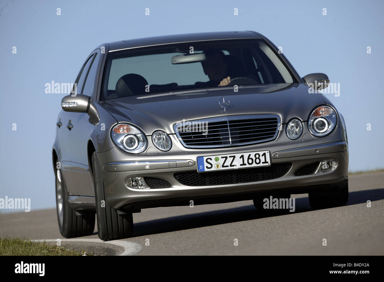 Car, Mercedes E500, Limousine, upper middle-sized , model year 2002 ...