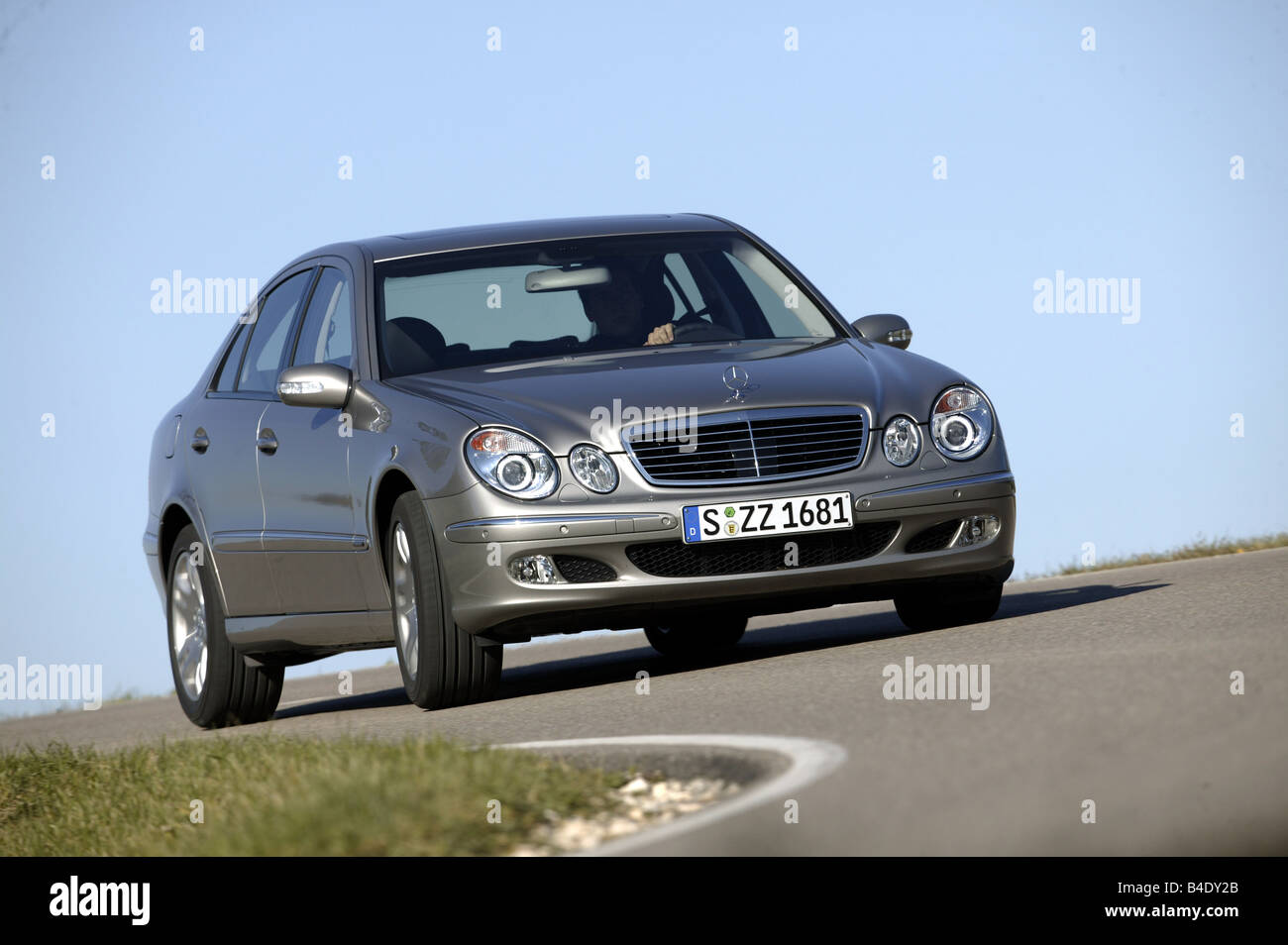 Car, Mercedes E500, Limousine, upper middle-sized , model year 2002 ...