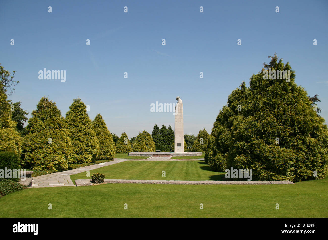 The Canadian Brooding Soldier memorial at Vancouver Corner, St Juliaan ...