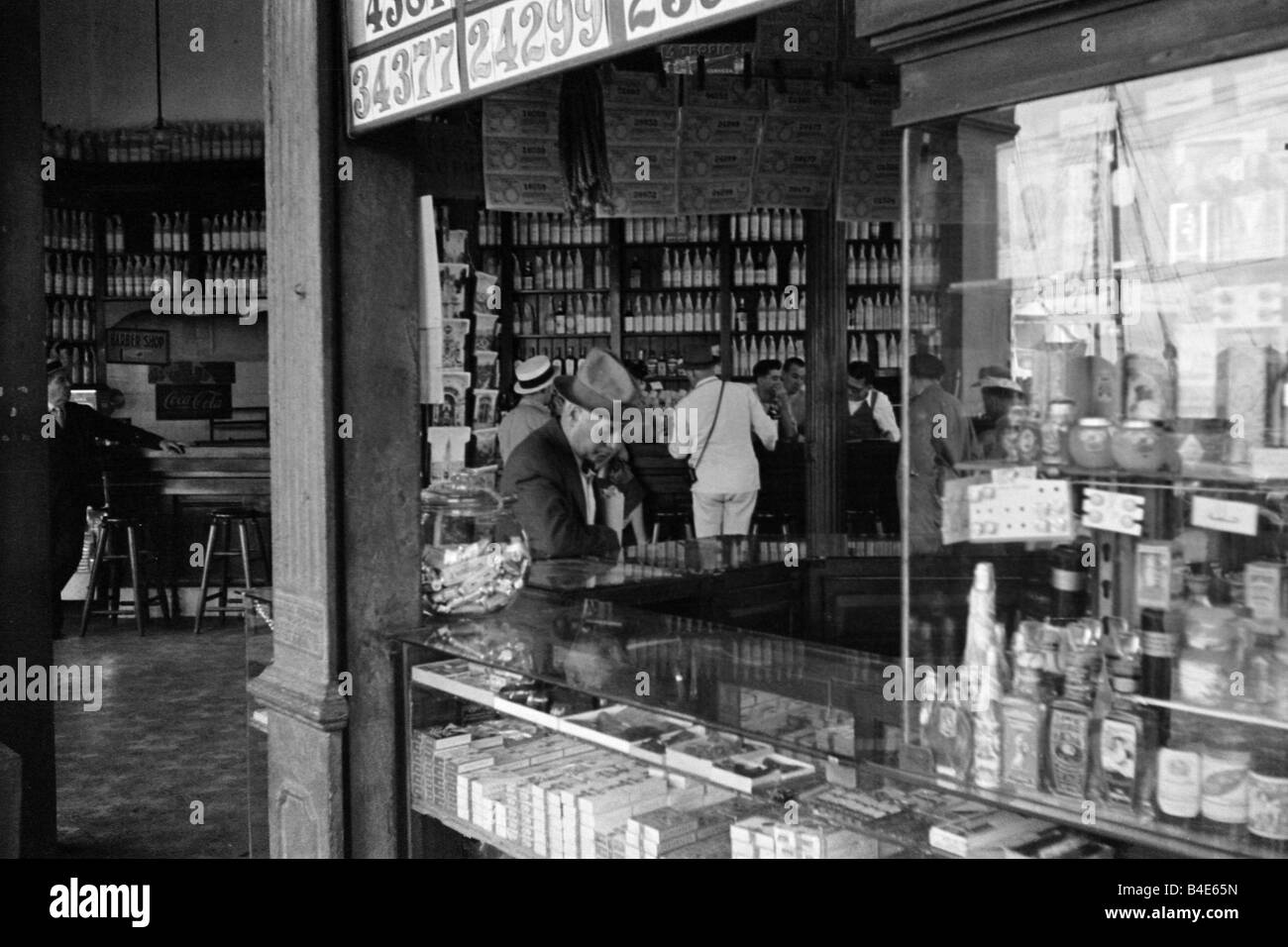 Cafe bar 1930 hi-res stock photography and images - Alamy