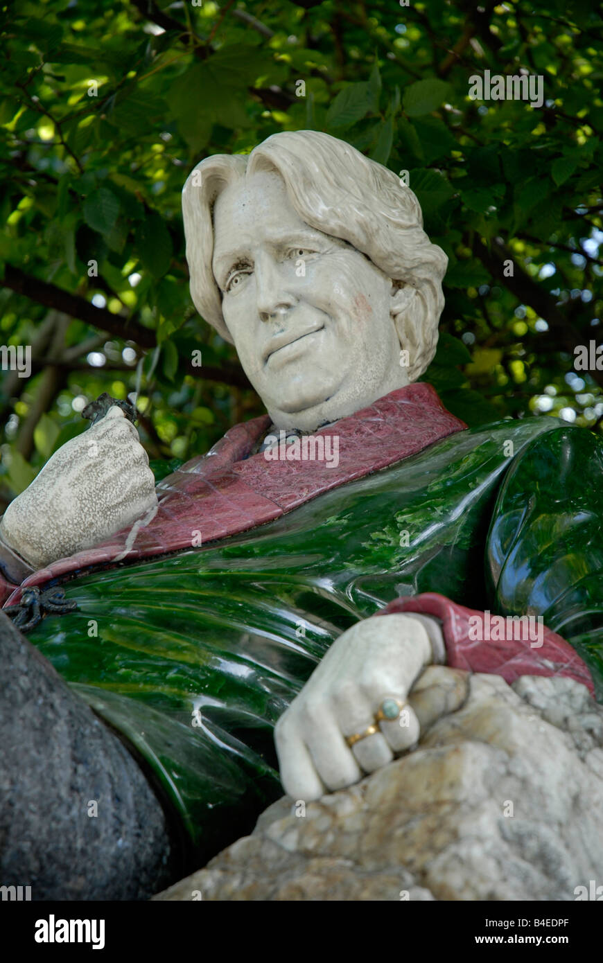 Oscar Wilde Memorial in Merrion square Dublin Ireland Sculptor Danny ...