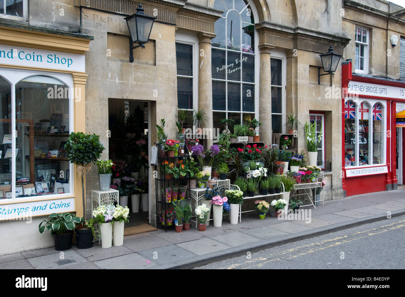 Pulteney bridge shops bath hi-res stock photography and images - Alamy