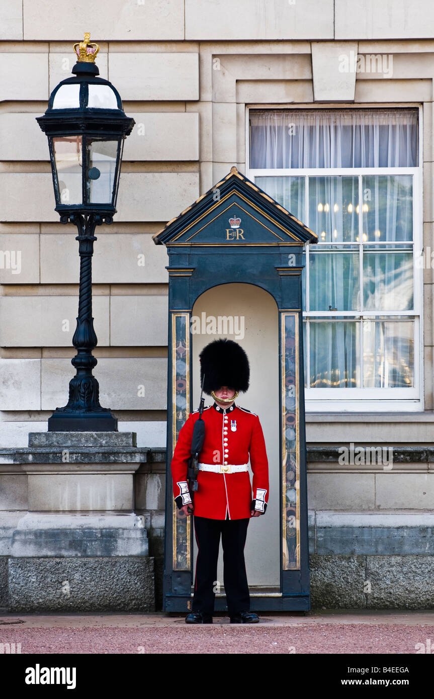 Queen queens guard hi-res stock photography and images - Alamy