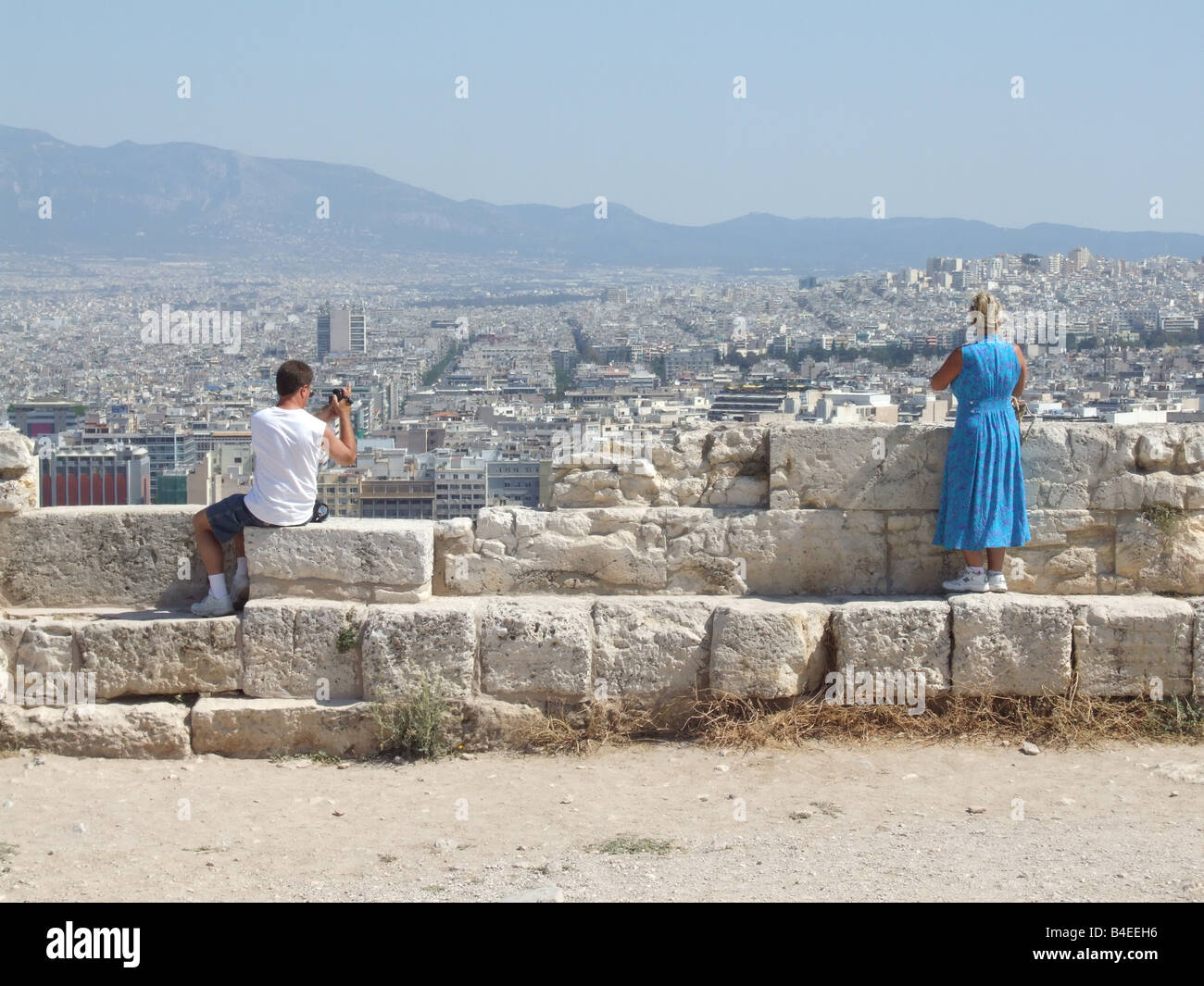 two people by the parthenon in athens greece Stock Photo - Alamy