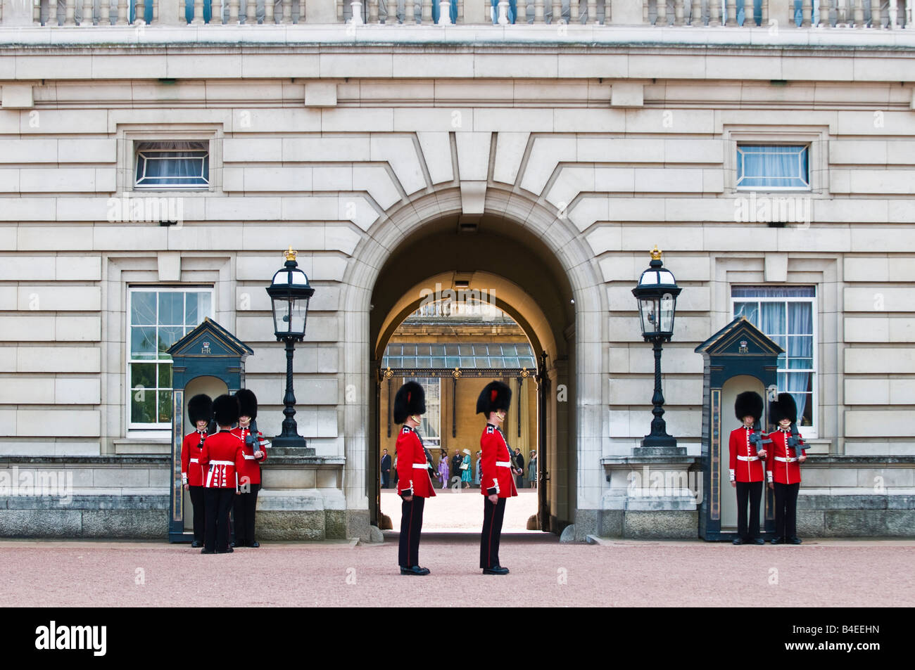 Buckingham palace guards queen hi-res stock photography and images - Alamy