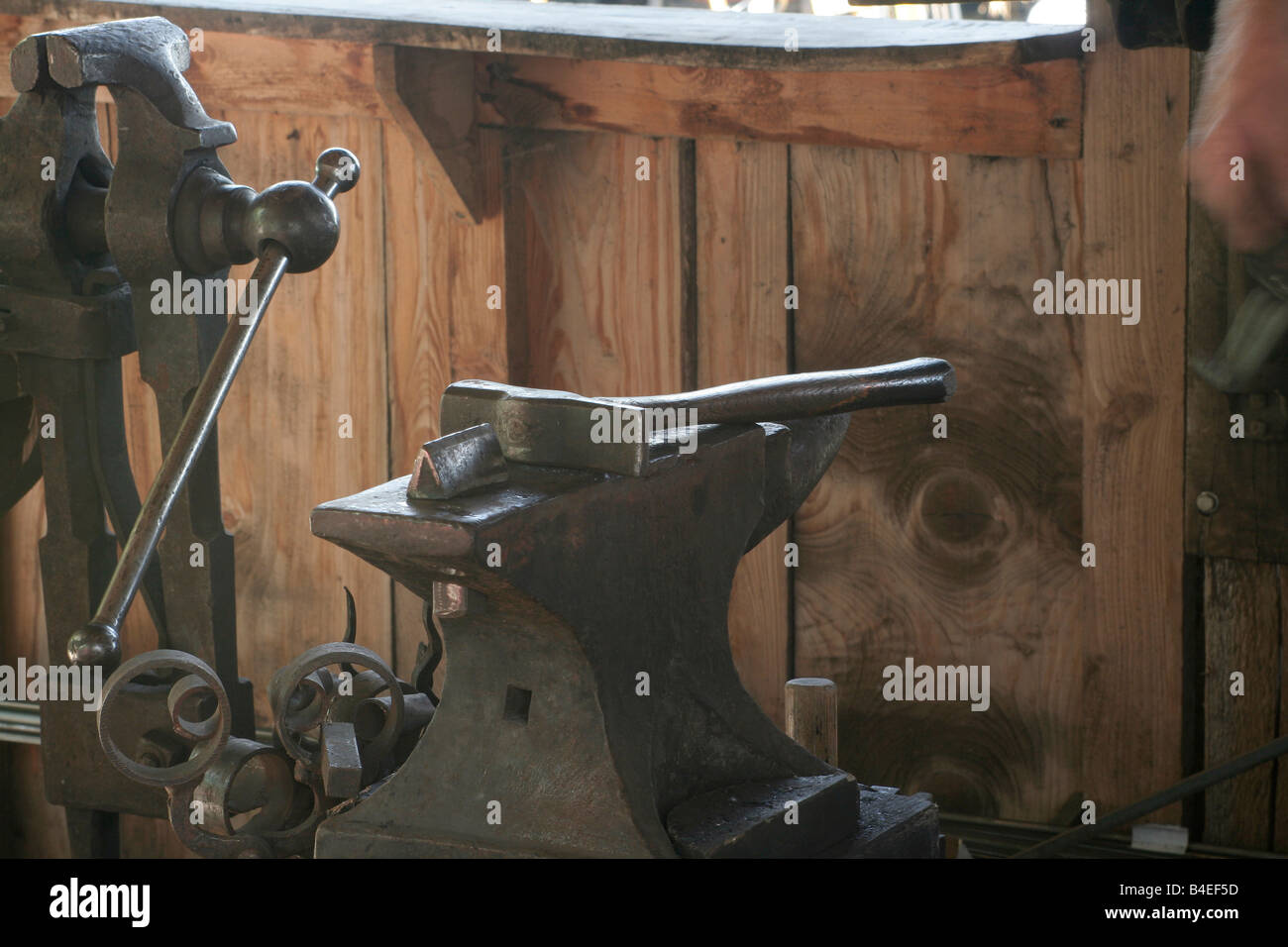 Anvil and crosspeen hammer, blacksmiths tools Stock Photo - Alamy