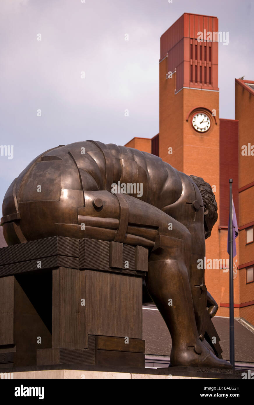 Bronze sculpture of Sir Isaac Newton at The British Library, London, UK ...