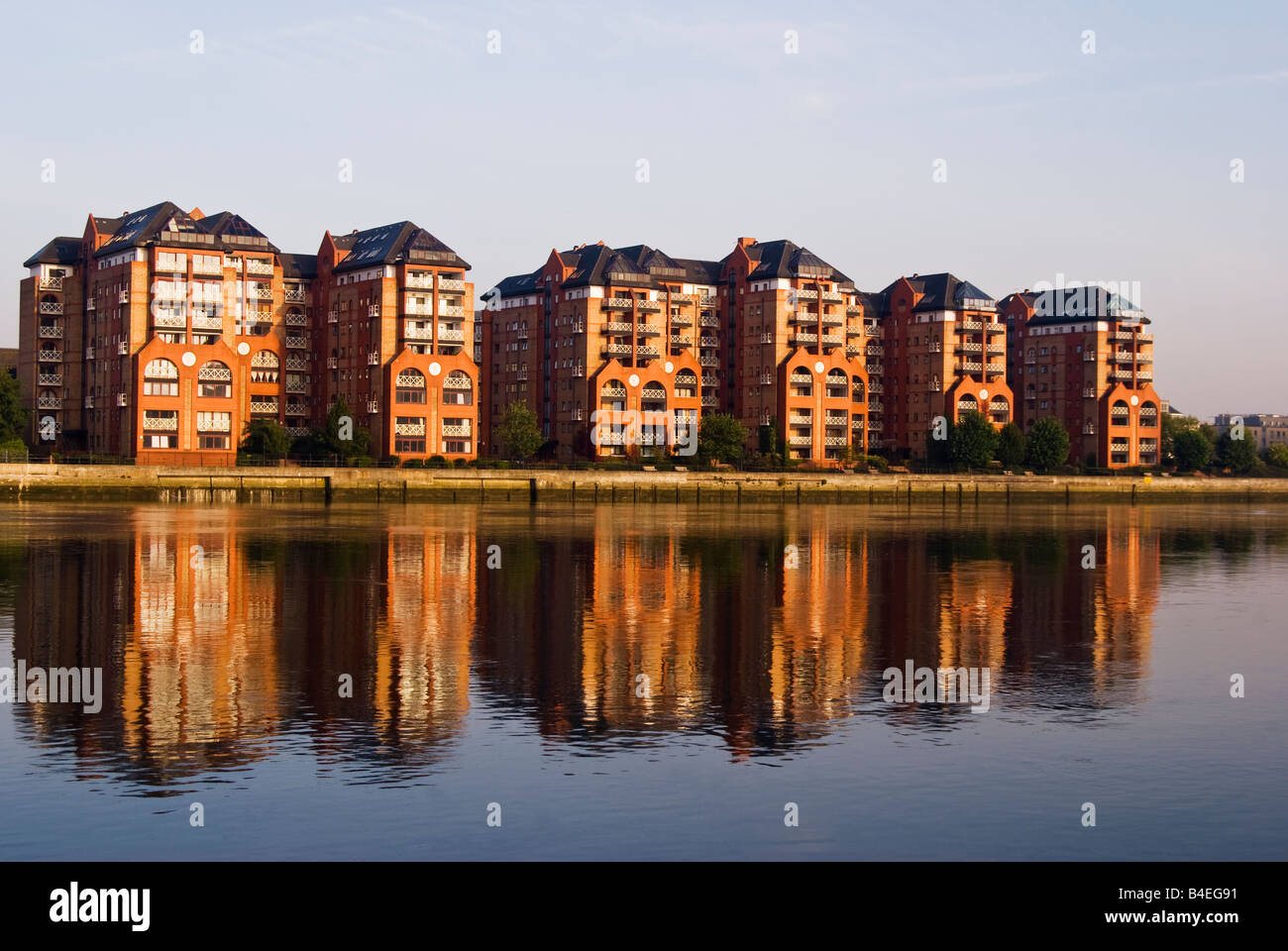 London reflection river hi-res stock photography and images - Alamy
