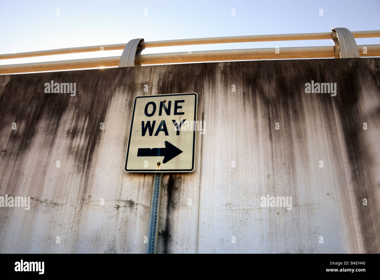 One way right arrow signal hi-res stock photography and images - Alamy
