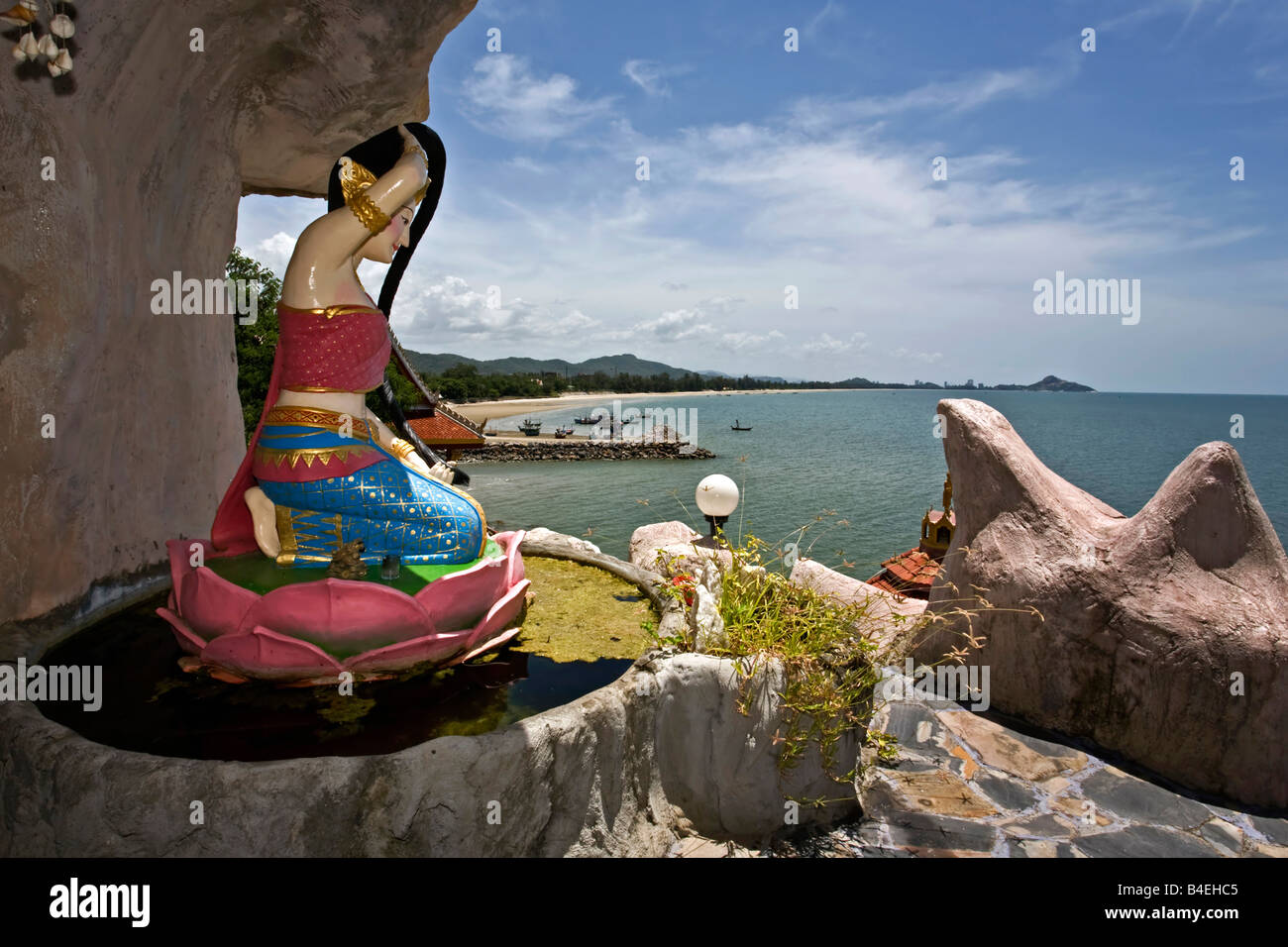 Statue looking over ocean hi-res stock photography and images - Alamy