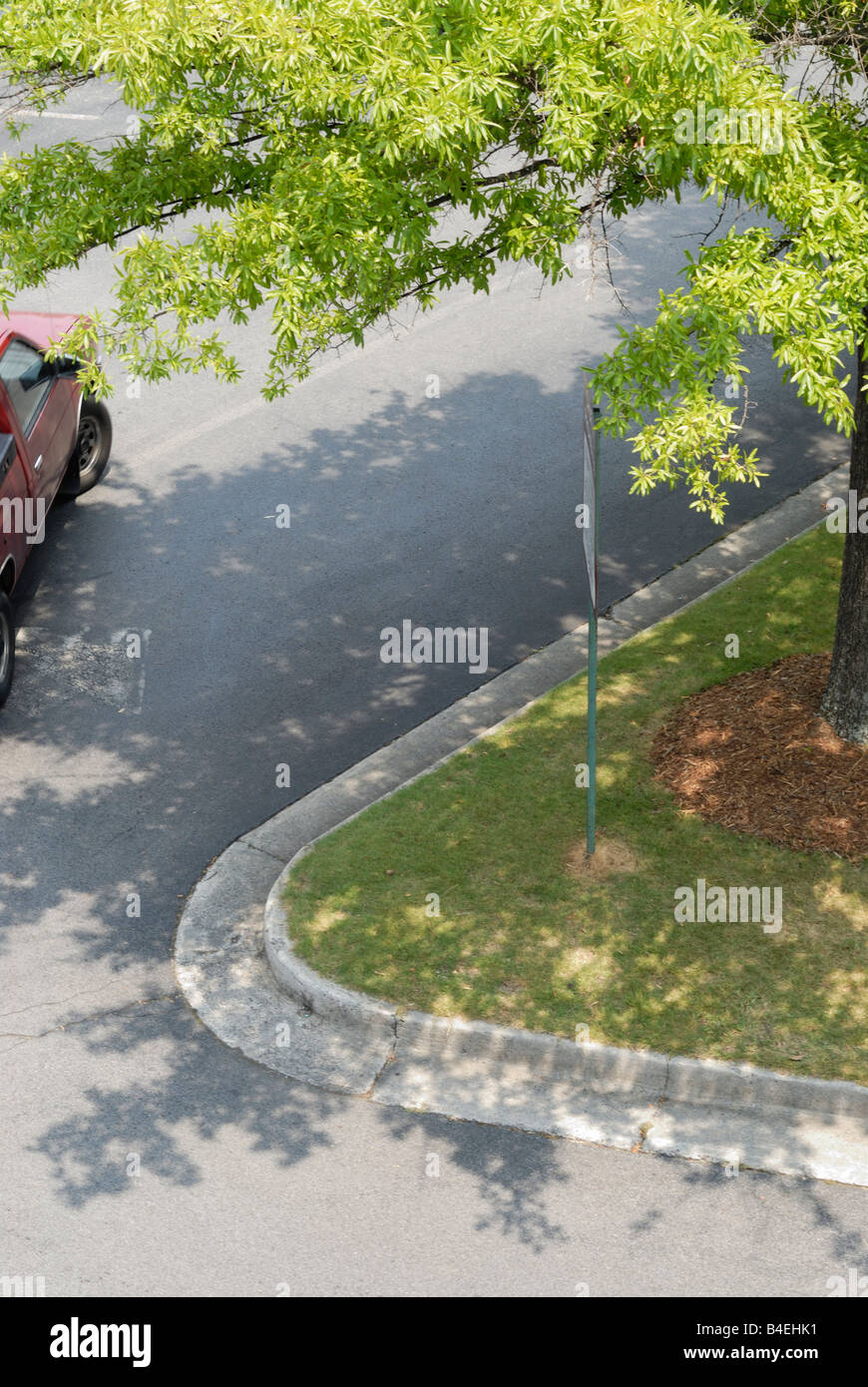 Street curb and grass hi-res stock photography and images - Alamy