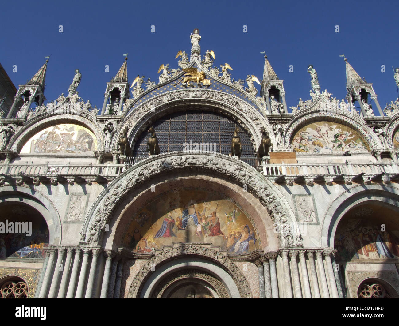 Basilica san marco statue front hi-res stock photography and images - Alamy