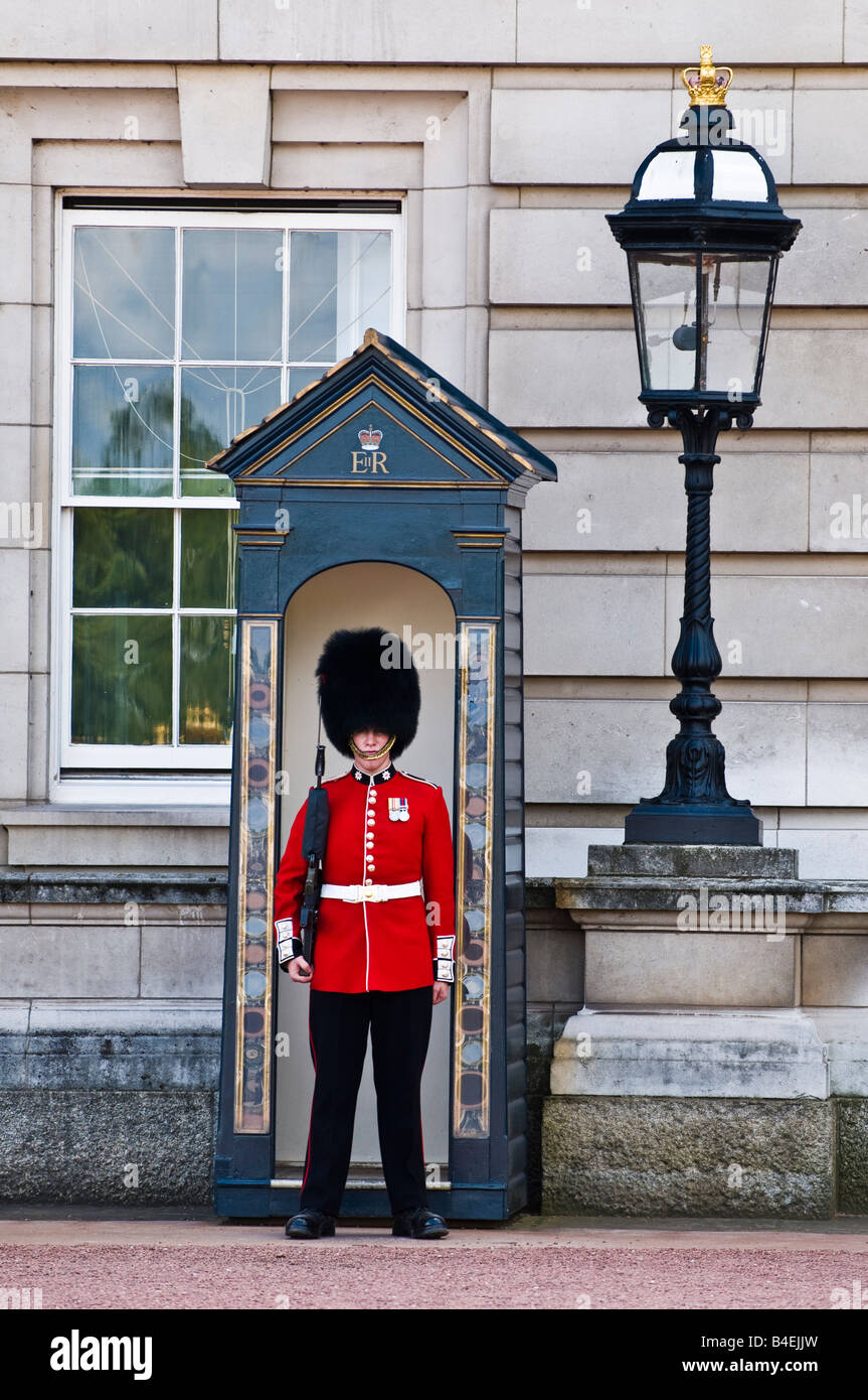 Queen queens guard hi-res stock photography and images - Alamy