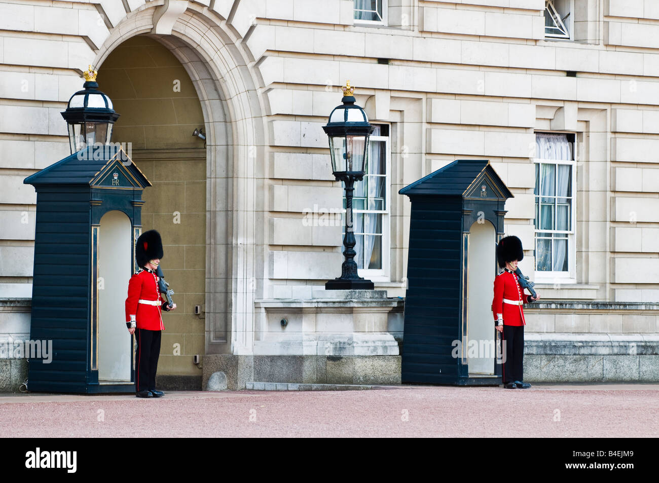 Queen s Guards Buckingham Palace England UK Stock Photo - Alamy