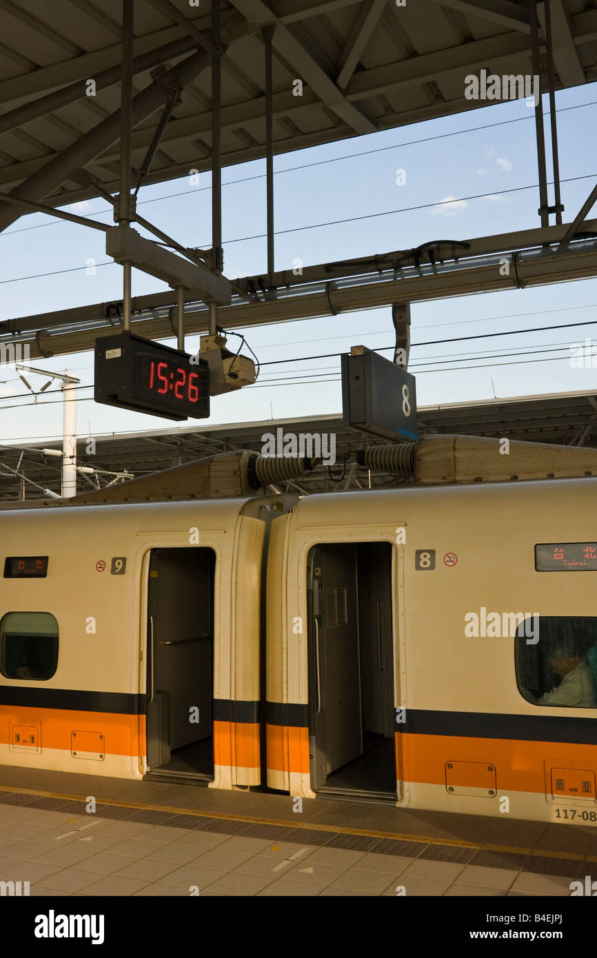 High speed Shinkansen 700T railway carriage on platform, Hsinchu ...